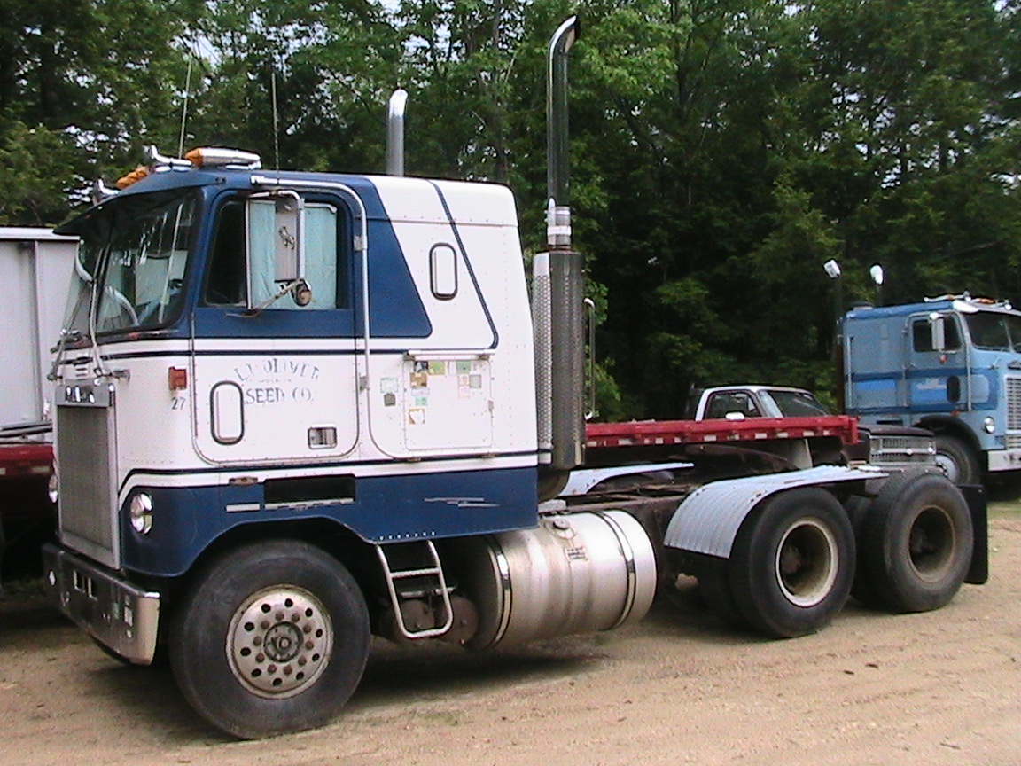 Cruiseliner - Classic Mack Trucks 1950-1989 - BigMackTrucks.com