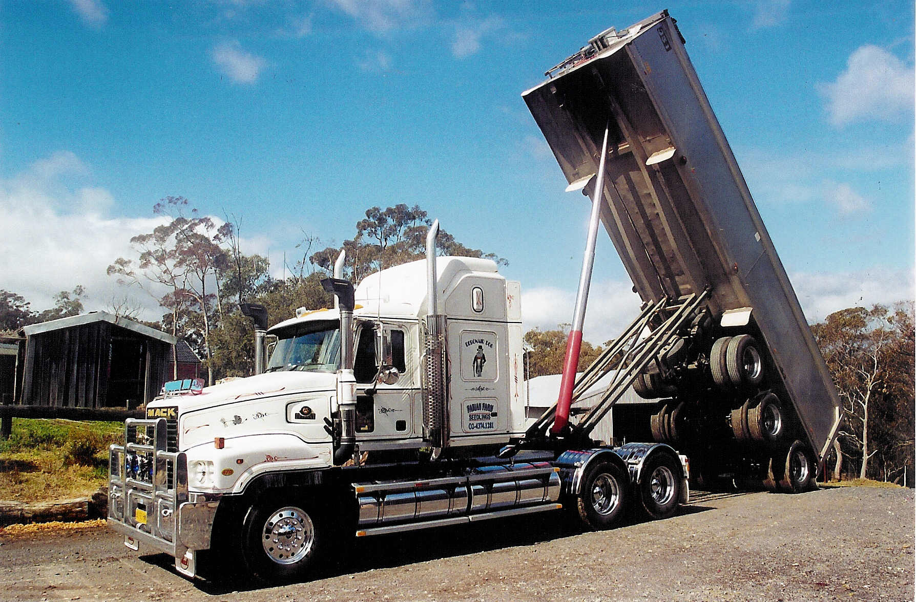 Mack Trident - Classic Mack Trucks 1950-1989 - BigMackTrucks.com