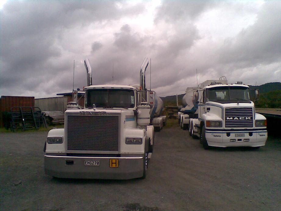 Mack R722 Superliner - Classic Mack Trucks 1950-1989 - BigMackTrucks.com