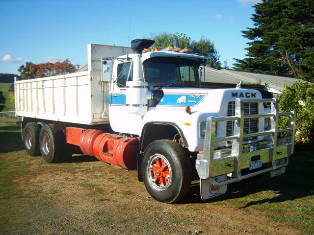 mack r688rst - Classic Mack Trucks 1950-1989 - BigMackTrucks.com