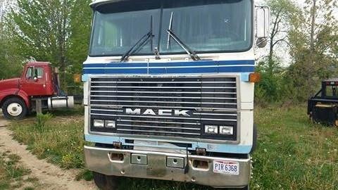 RV Hauler - Classic Mack Trucks 1950-1989 - BigMackTrucks.com