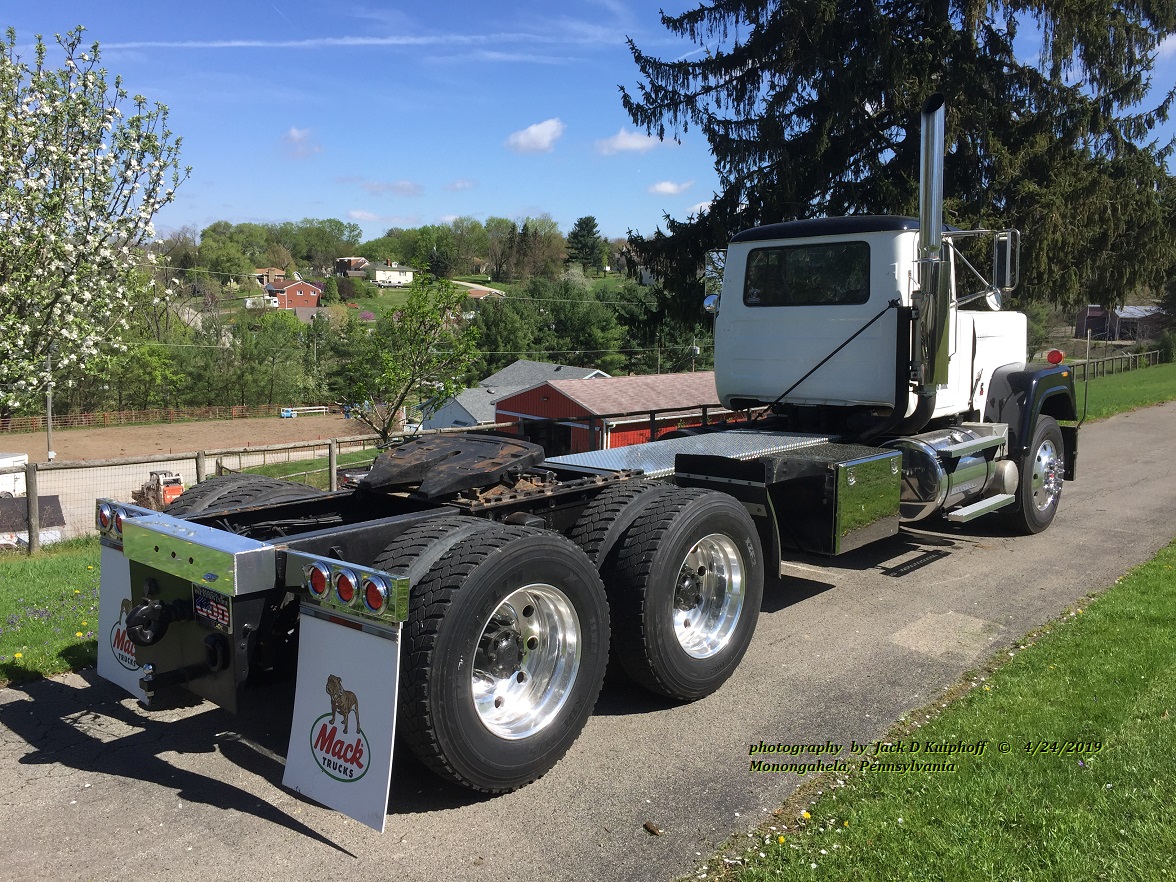 BIG MACK - Classic Mack Trucks 1950-1989 - BigMackTrucks.com