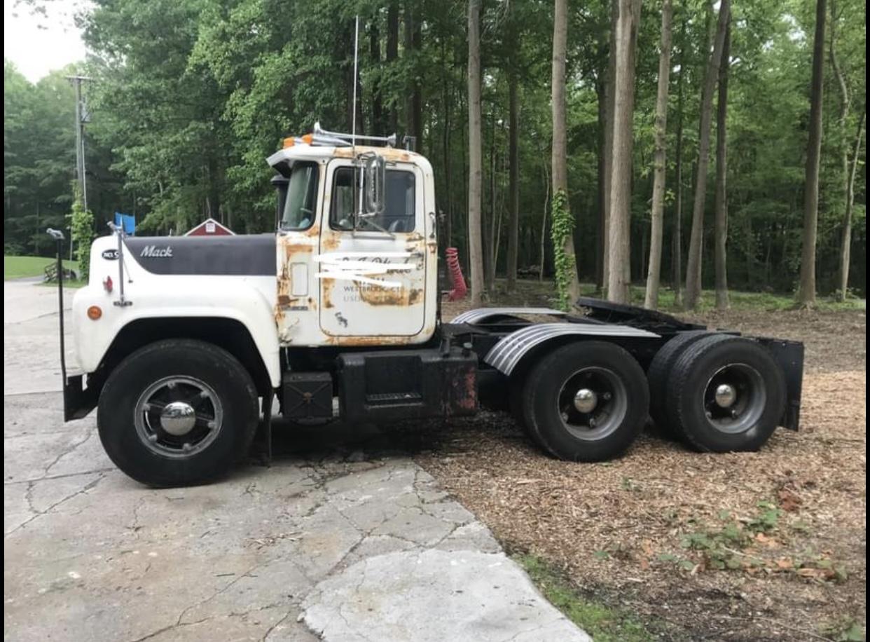 Buck's Truck - Classic Mack Trucks 1950-1989 - BigMackTrucks.com